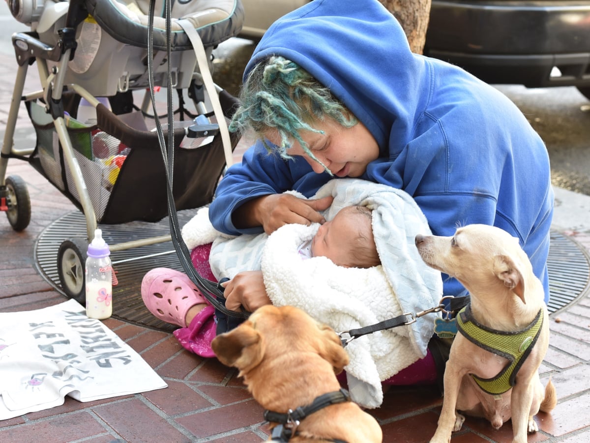 DES MILLIERS DE MÈRES ET NOURISSONS À LA RUE